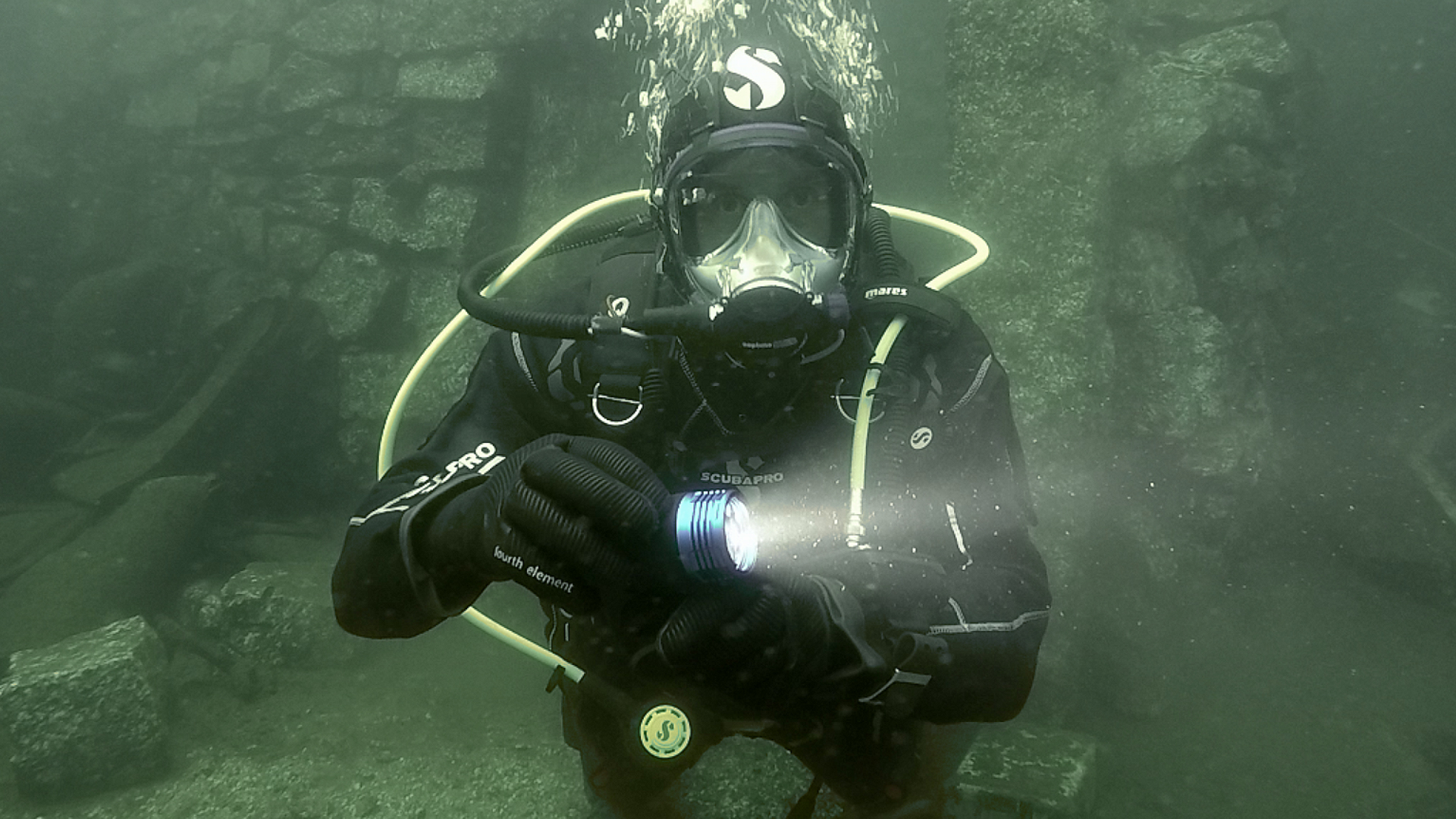 Scuba Diving Equipment Review: Scubapro Nova 2100 SF Dive Light (Watch ...